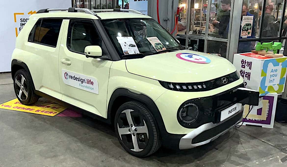 Redesign.life foundation off-grid podium op Impact Fair